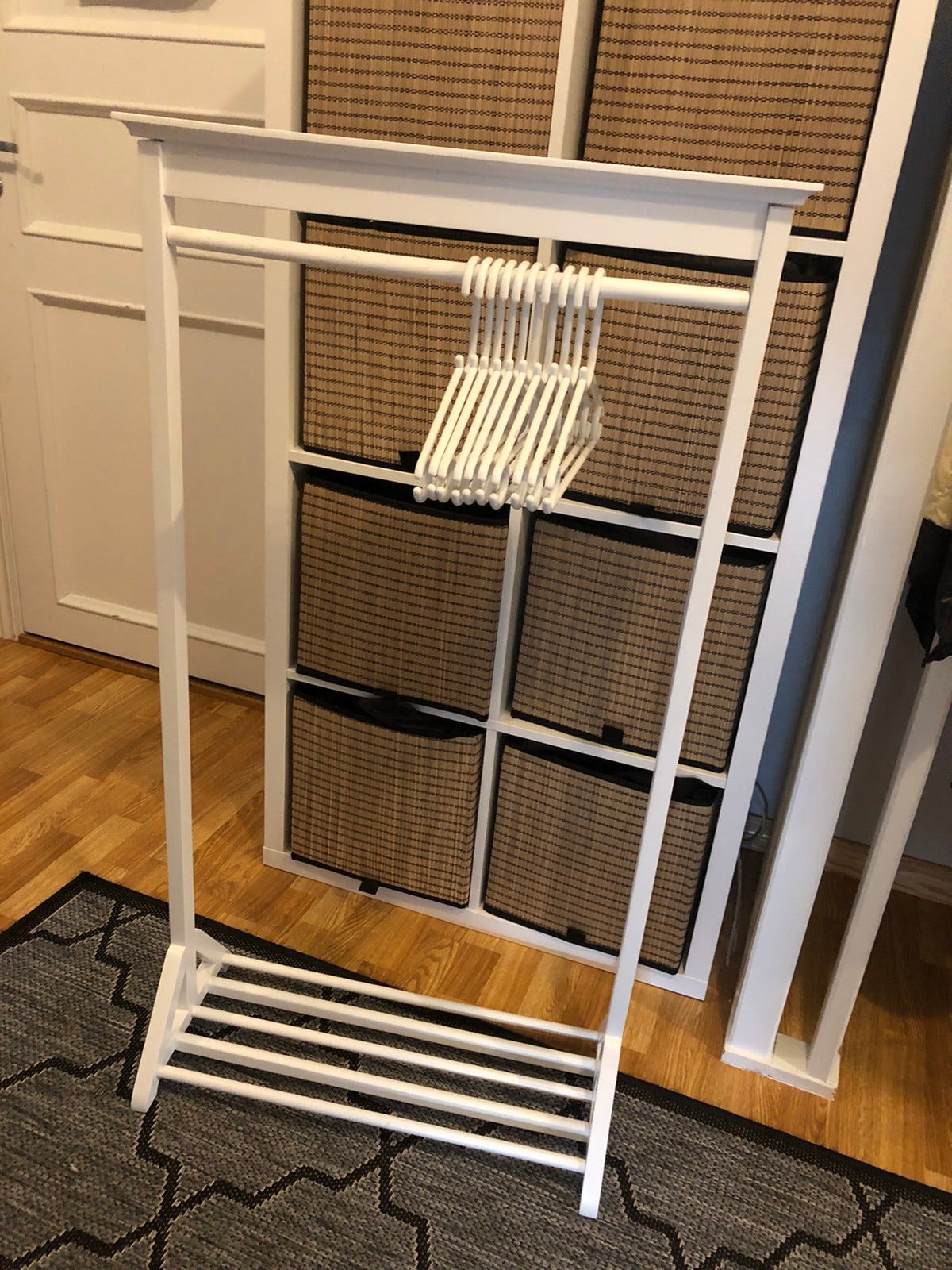 klesstativ til barn med kleshengere | FINN.no