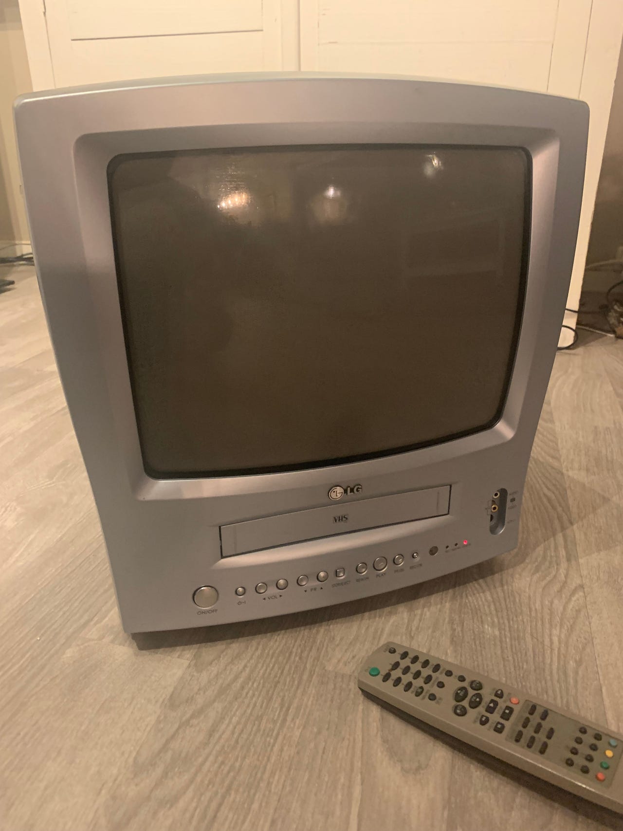 Reservert Ny Pris! LG billedrørs-tv med integrert VHS-spiller | FINN torget