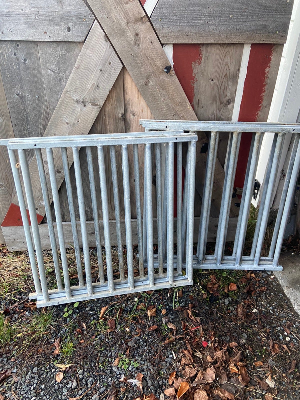 Gitter til vindu i stall | FINN.no