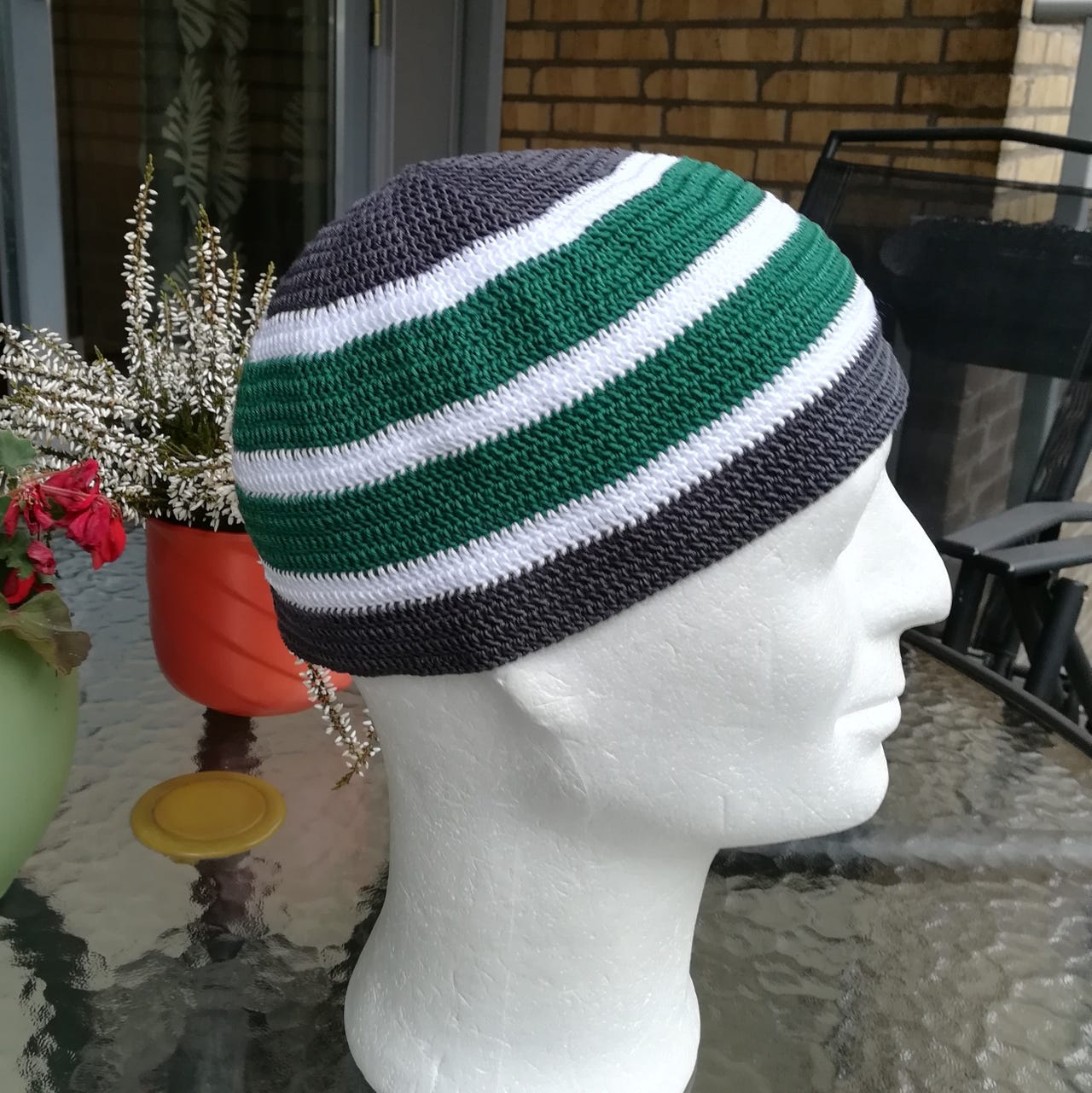 Kort heklet bomullslue - Str. XL - Striper i grønt, grått og hvitt ...