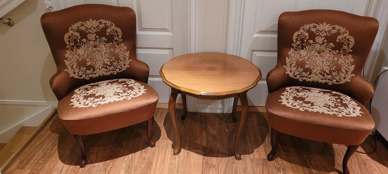 2 fine gamle stoler og bord | FINN torget