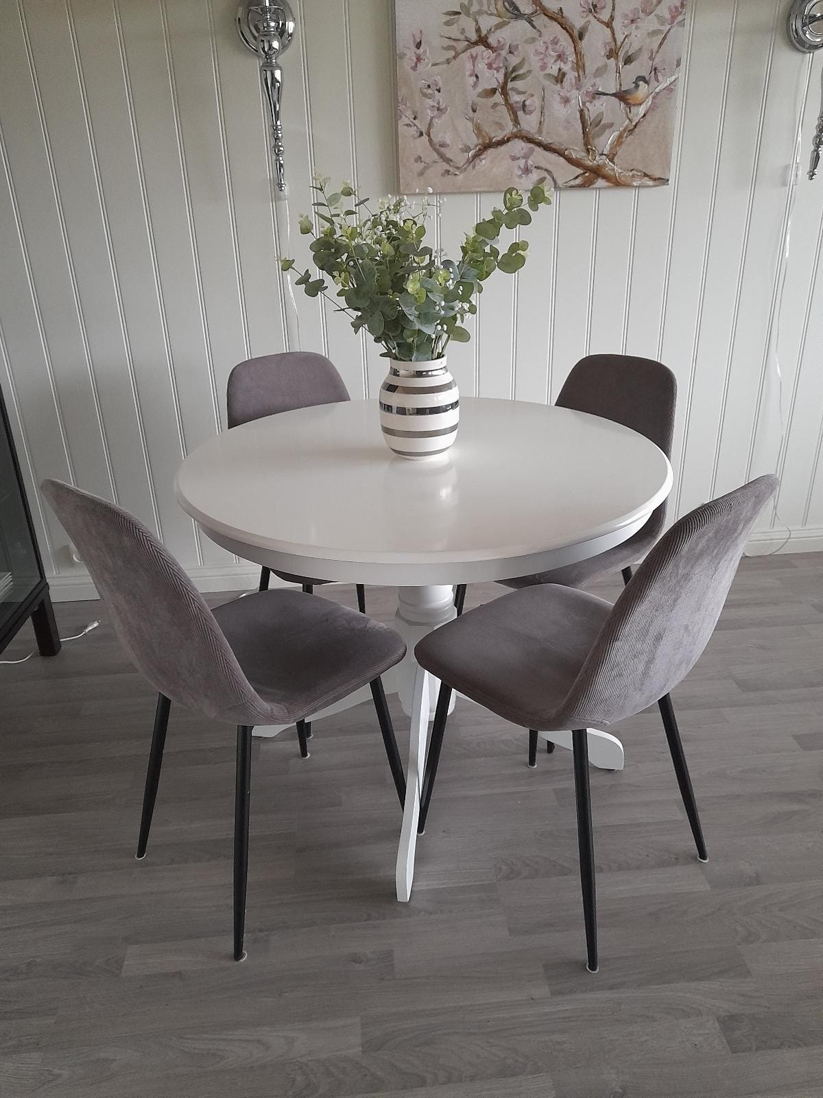 Hvit rund spisestue med stoler selges | FINN-torget