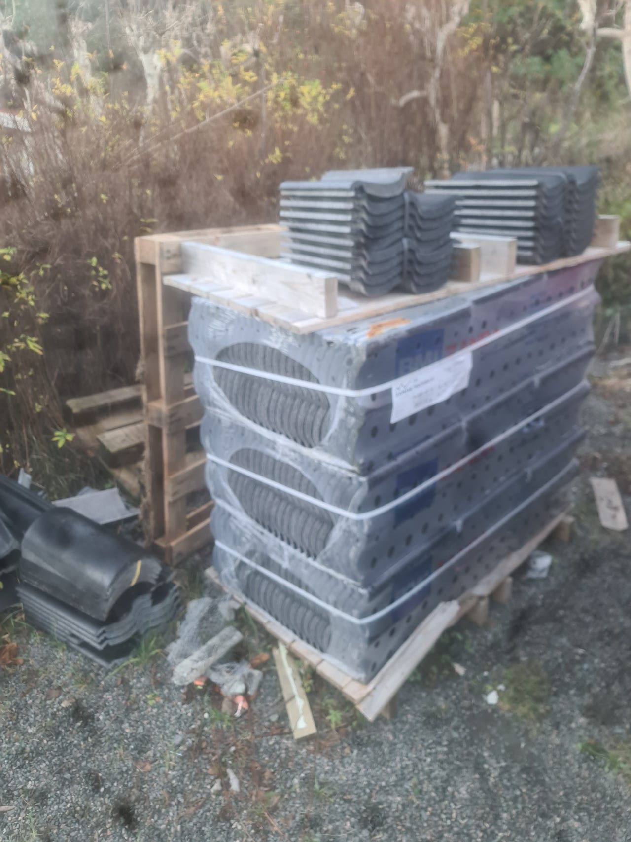 Zanda protector takstein sort | FINN torget