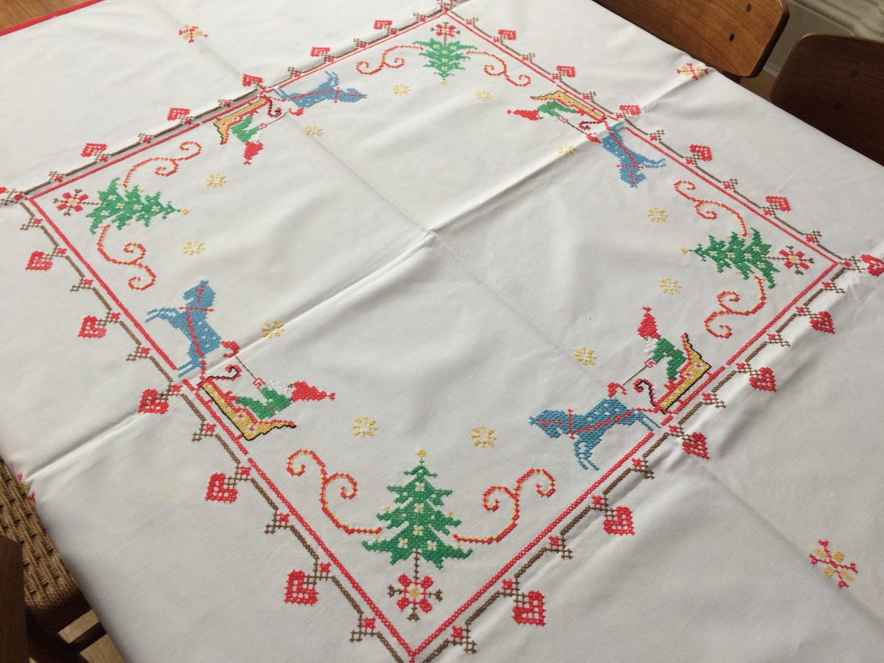 Juleduk ca. 1960. Håndbrodert i korssting. 100%Bomull. | FINN torget