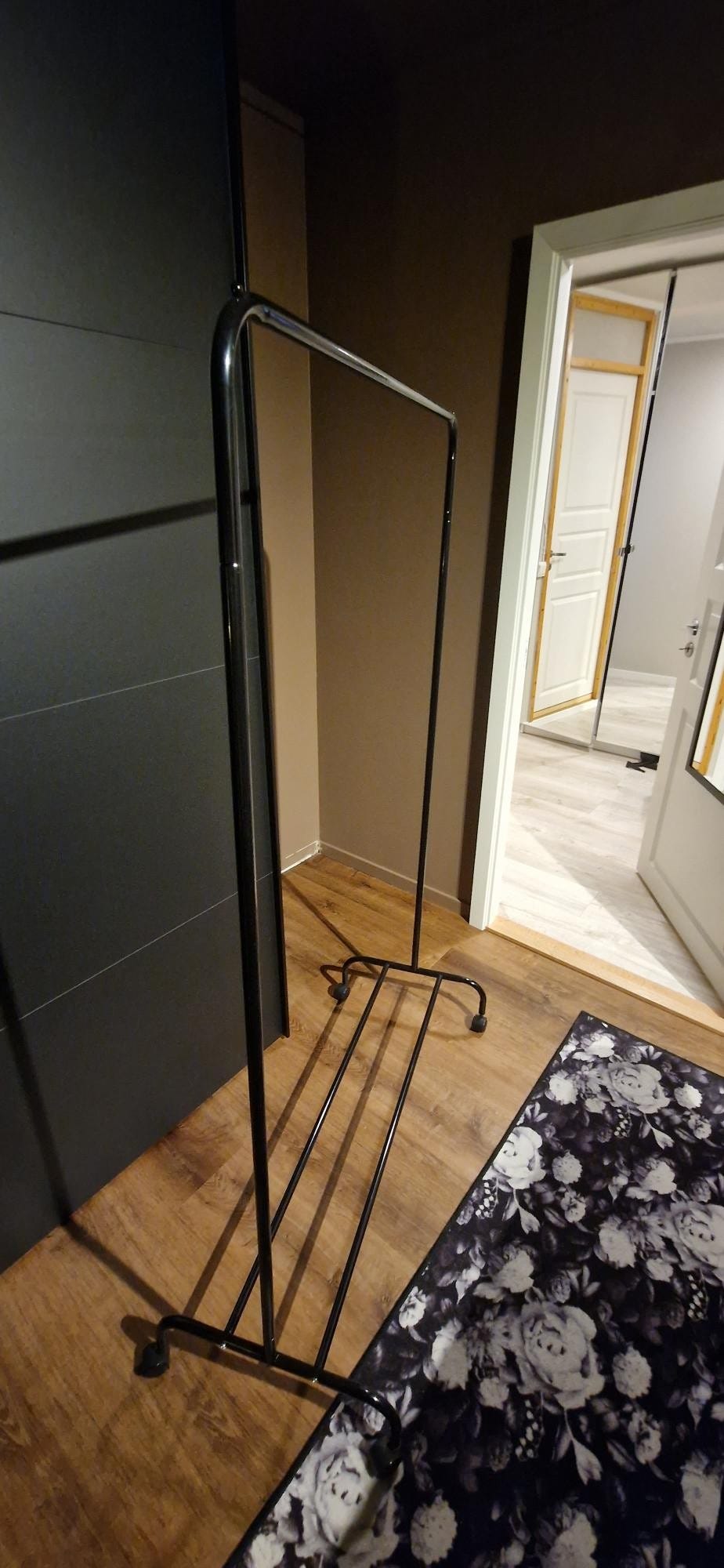 RESERVERT - Sort klesstativ gis bort! | FINN-torget