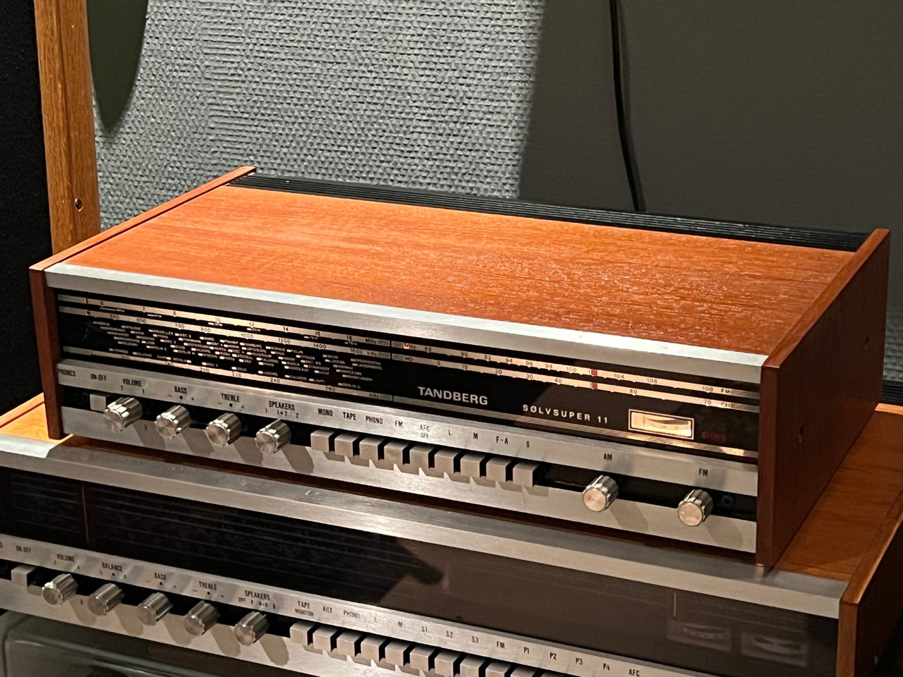 Tandberg Sølvsuper 11 . Nydelig treverk og prestasjoner. | FINN torget