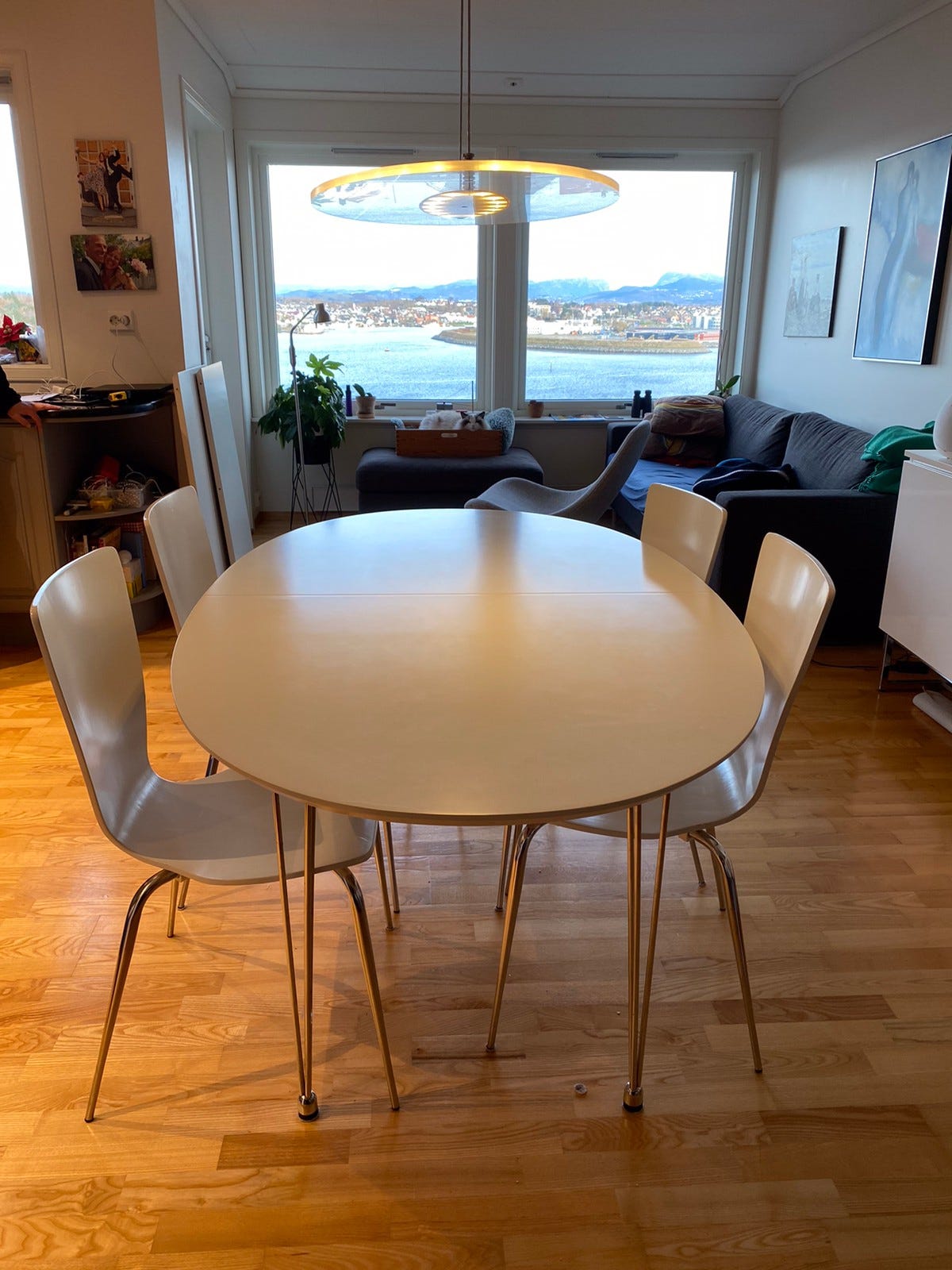 Spisebord og 6+3 hvite stoler til salgs | FINN-torget