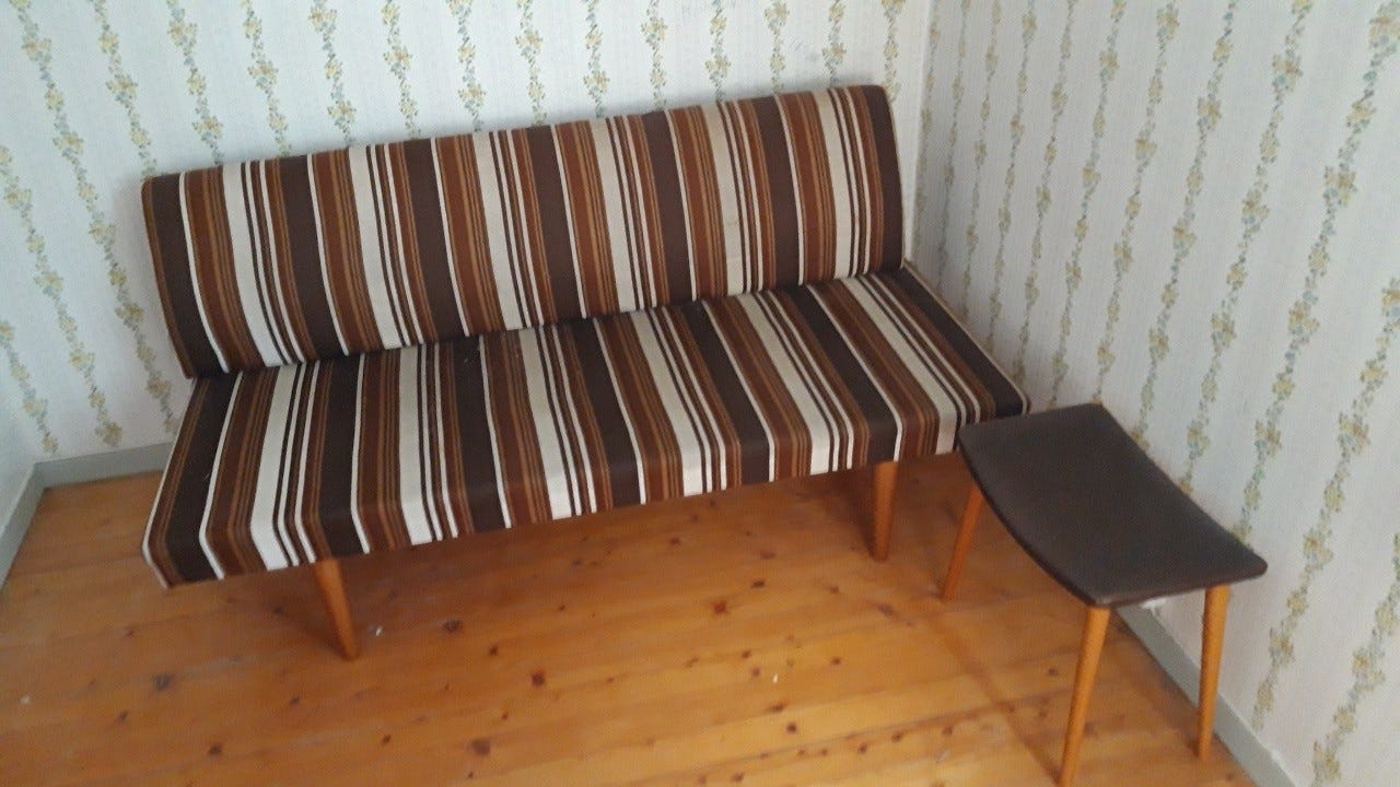 Eldre daybed, liten sovesofa med teak føtter. | FINN-torget