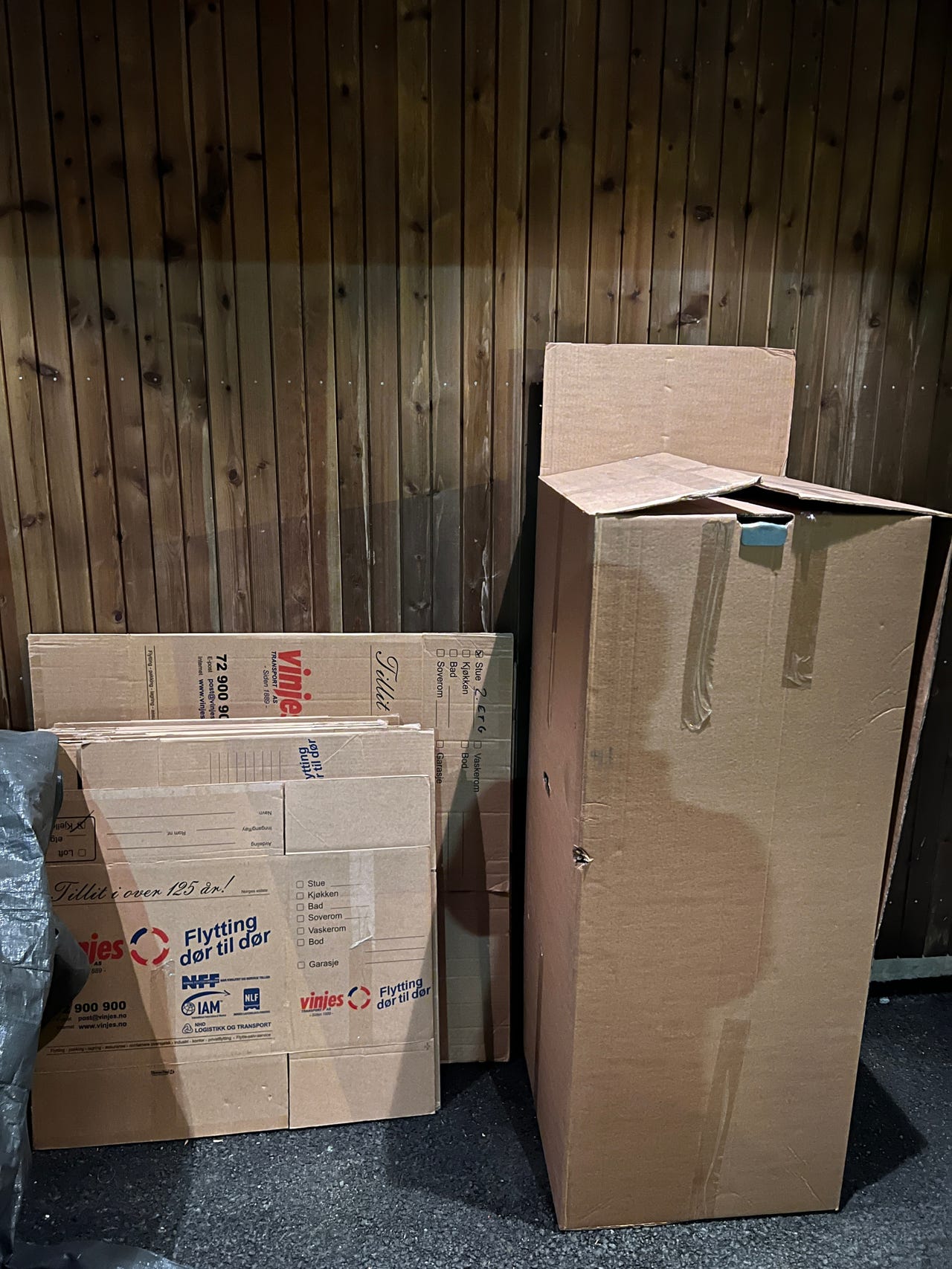 Flytteesker gis bort ( 1stk. garderobe-flytteeske ) | FINN-torget