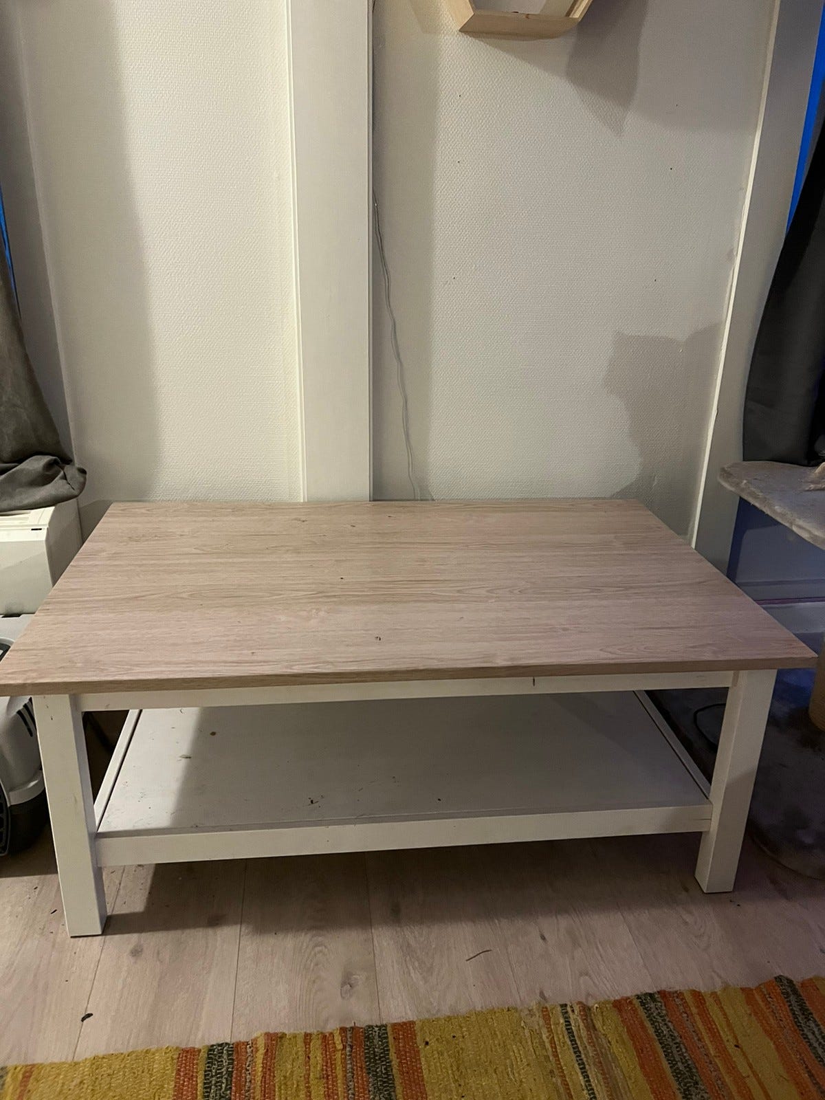 Bord med lagringshylle under gis bort mot henting | FINN.no