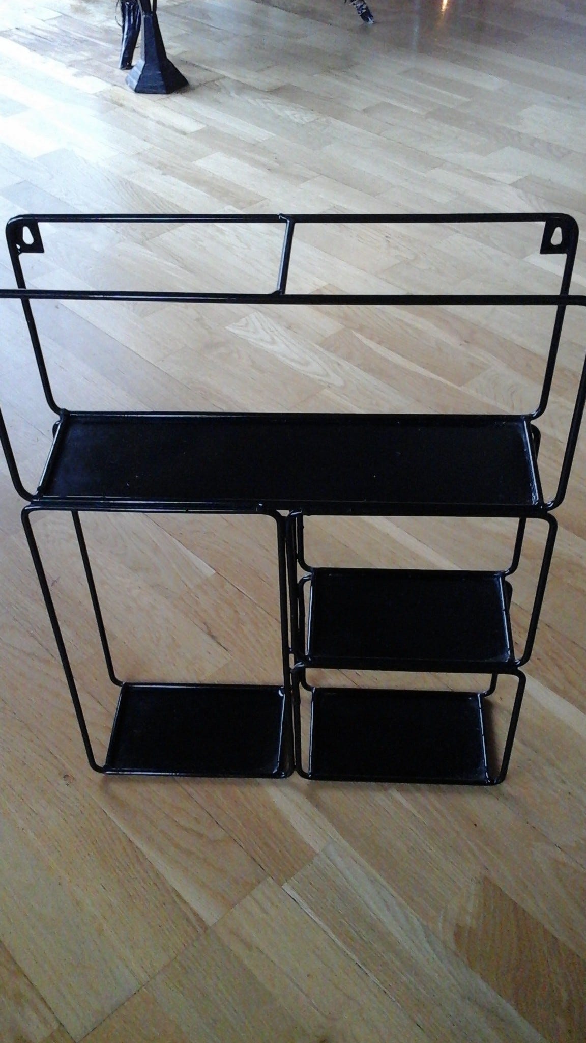 Hyller vegg sortlakkert metall | FINN-torget