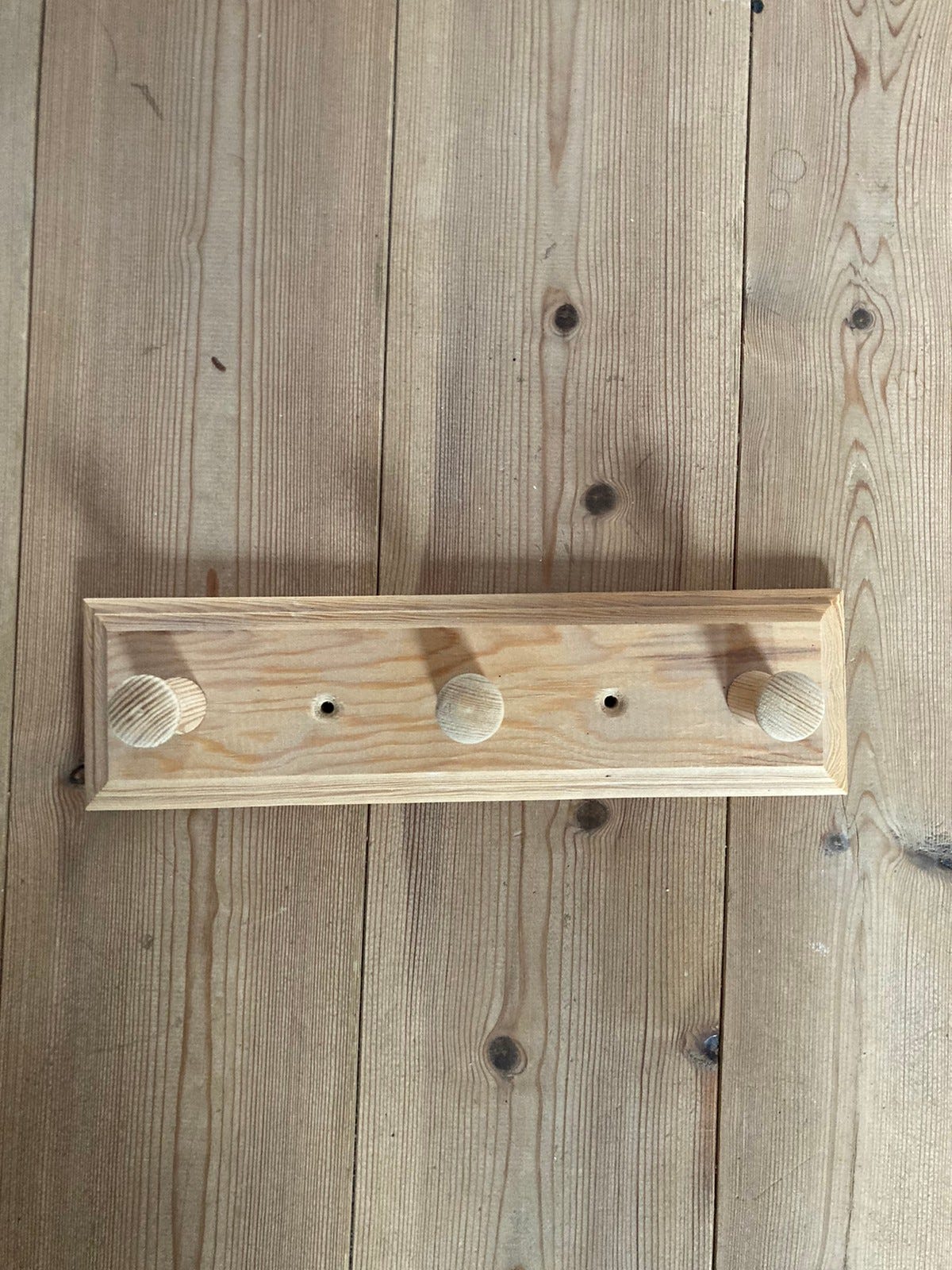 Knagg for å henge klær i heltre | FINN.no