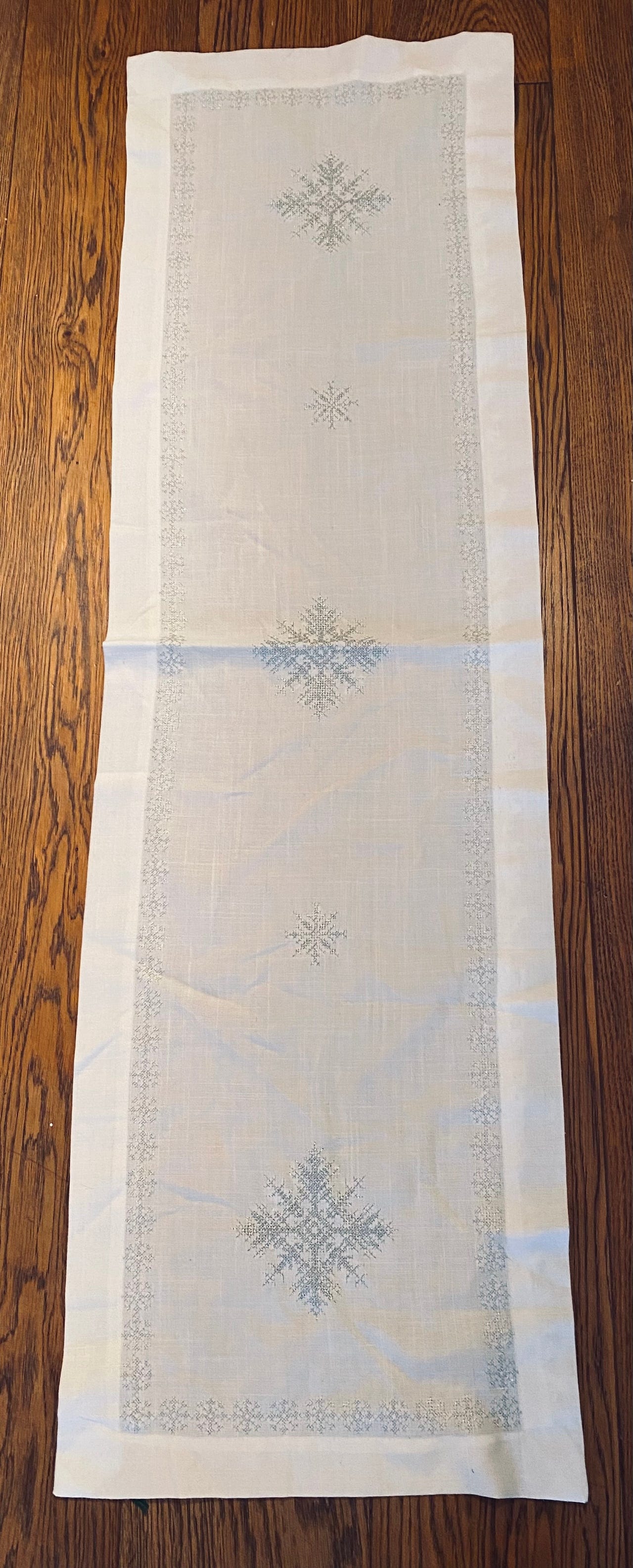 Julepynt. 3 flotte juleløpere/ duker i grått og hvitt | FINN.no