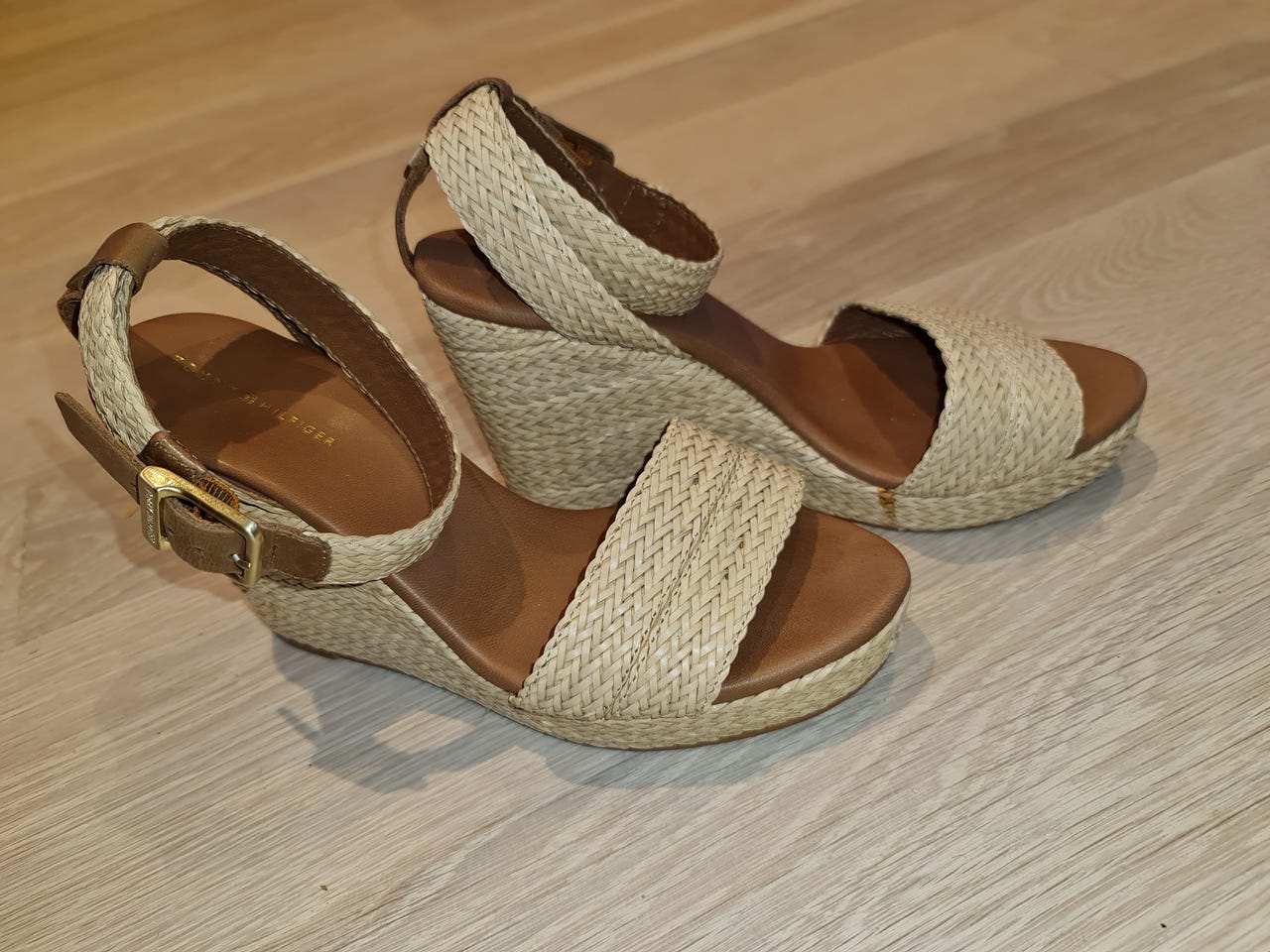 Tommy Hilfinger - str 38,5/39, pen/sommersko, flettet, høy kilehæl ...