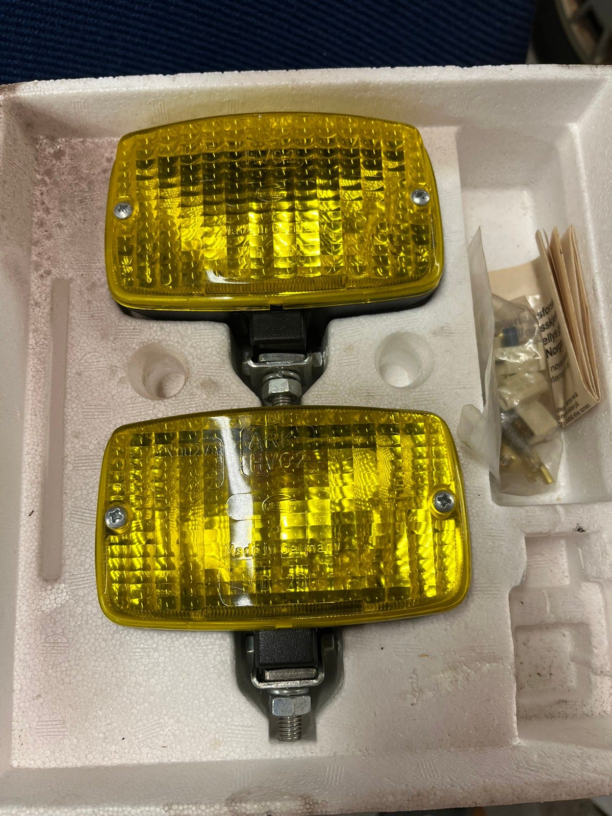 Hella gule kjørelys selges | FINN.no