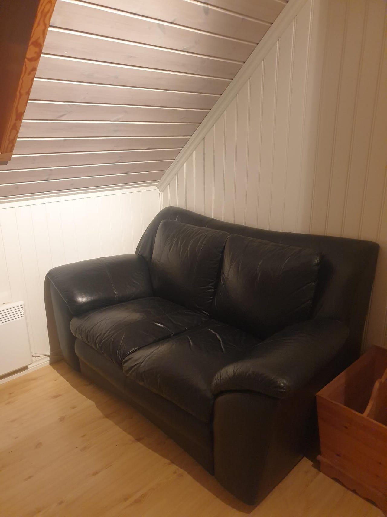 Sort 2 seter skinnsofa gis bort | FINN torget