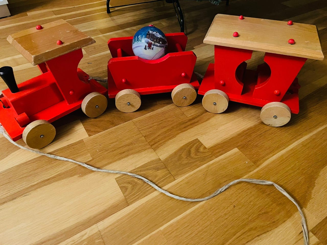 Gammelt leketog i tre | FINN torget