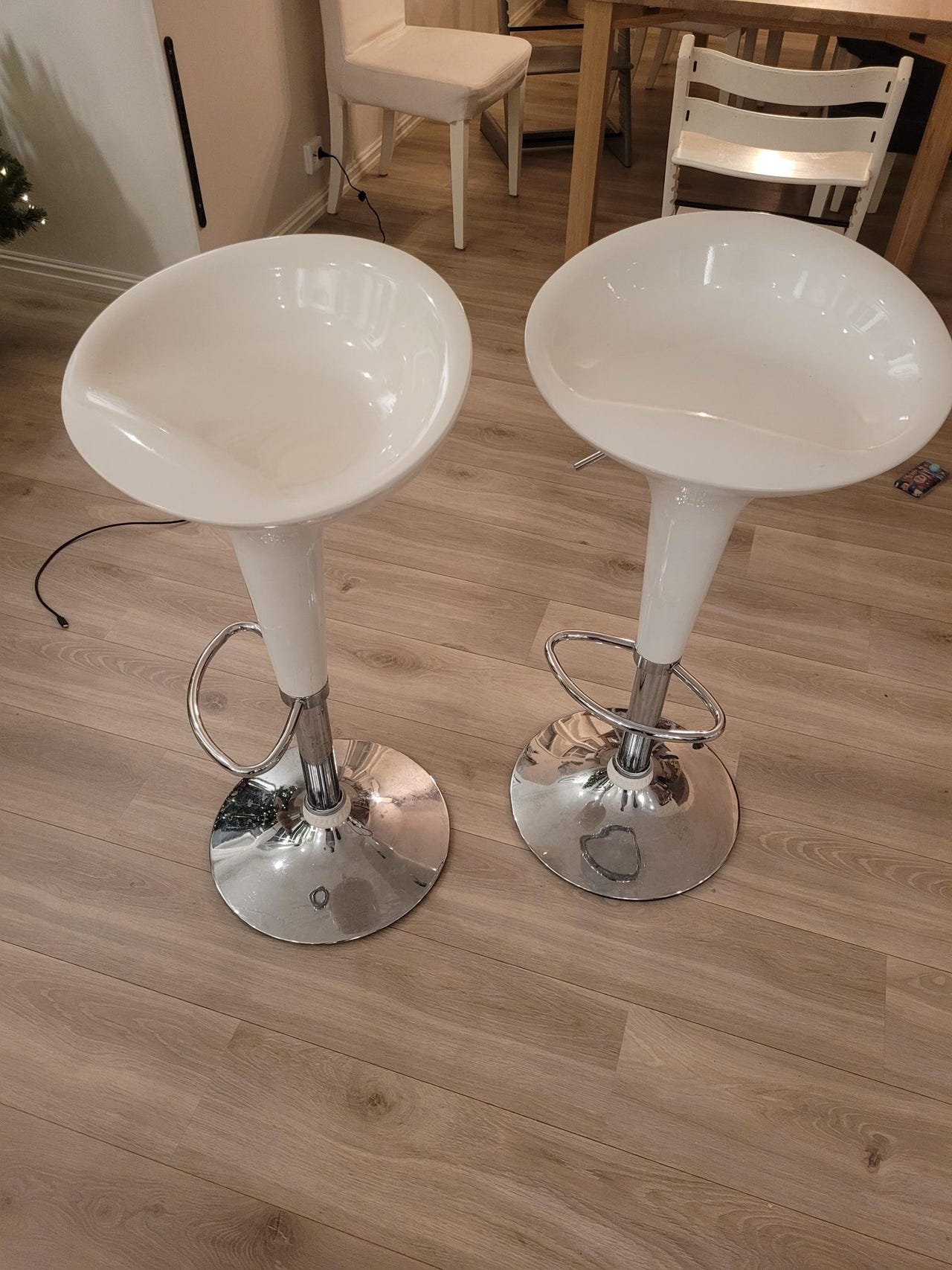 To godt brukte regulerbare barstoler | FINN-torget