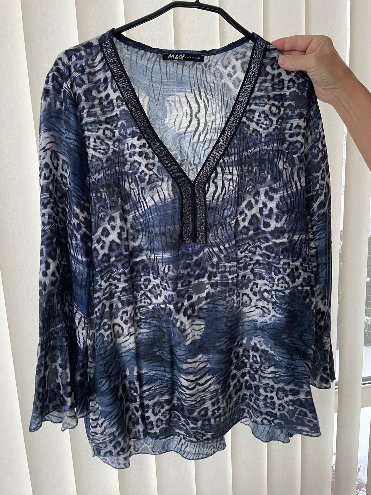 Fashionista Topp. Nydelig blå selskapstopp med glitterkant | FINN-torget