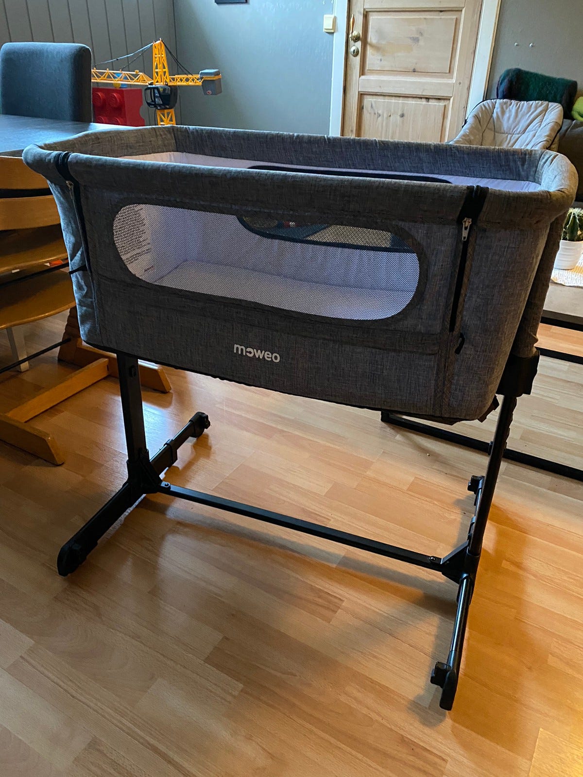 Moweo Bedside Crib (mørkegrå) | FINN-torget