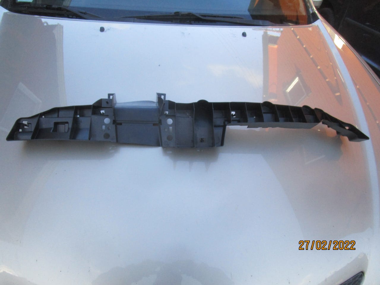 Svart plast demper, ABSORBER, RADIATOR SUPPORT, UPPER. Toyota IQ | FINN ...