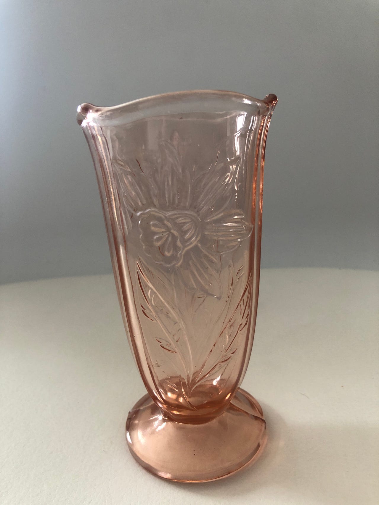 Pressglass rosa vase med påskelilje mønster, flott til Påske. Tysk? | FINN torget