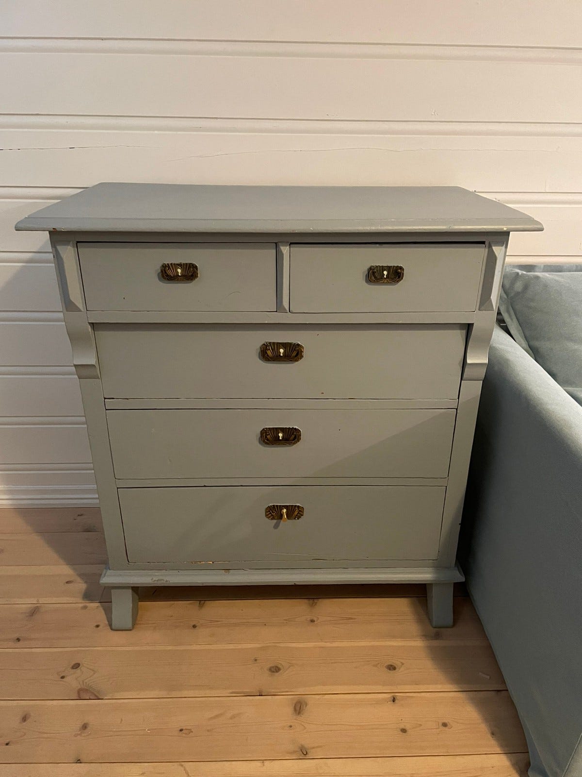 Gammel blågrå kommode gis bort mot henting | FINN-torget