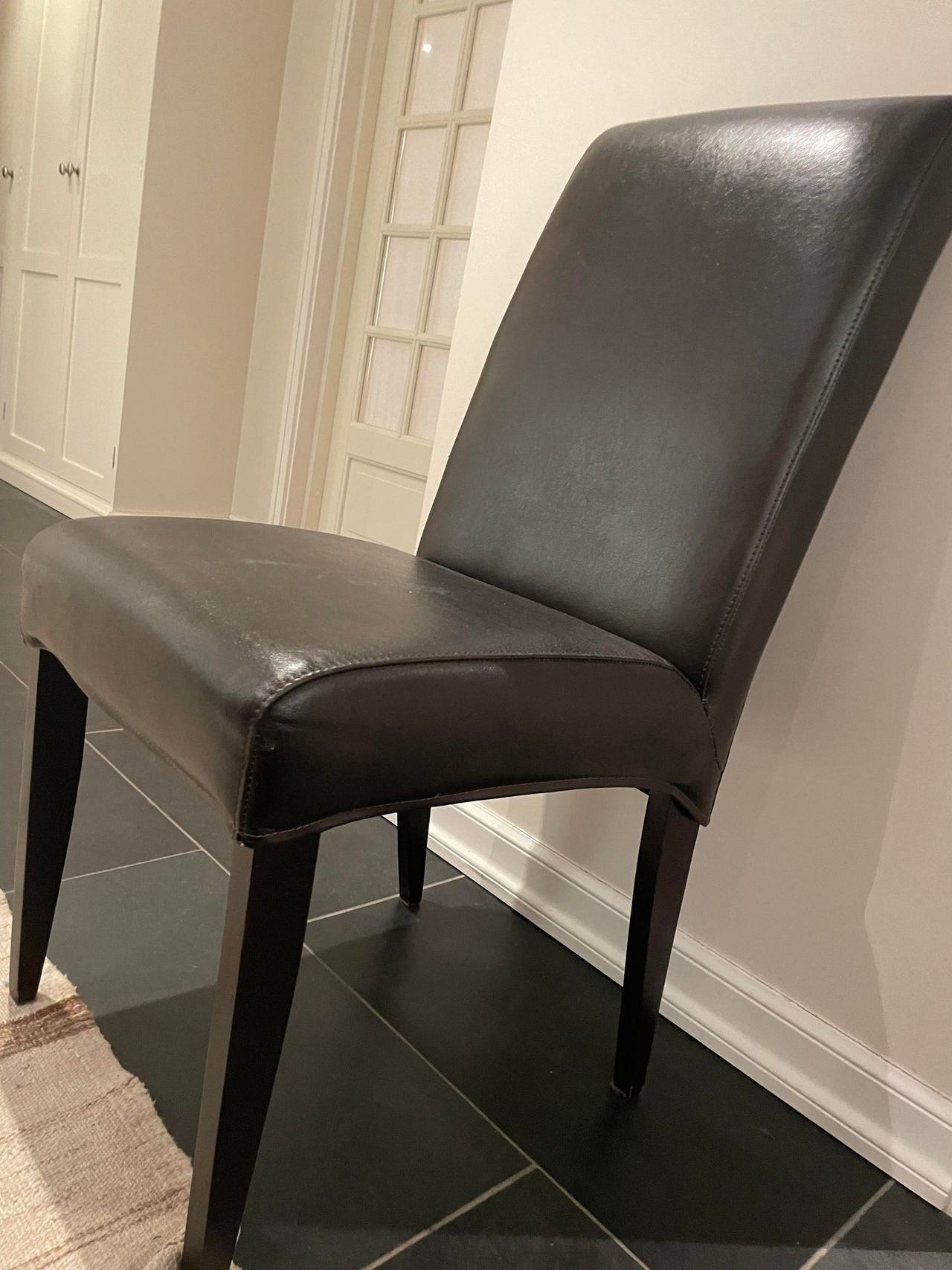 ÅTTE FLOTTE SPISESTOLER I SVART SKINN, KJØKKEN, STUE, STOLER, SPISESTUE ...