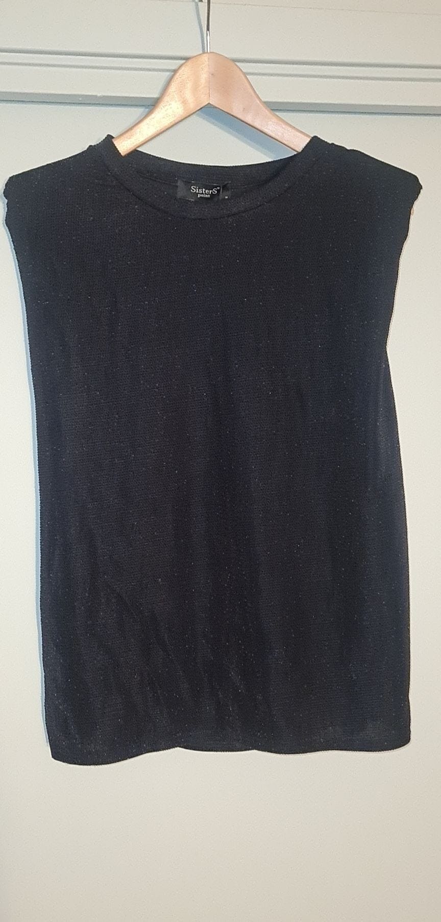 Sort topp med glitter og skulderputer | FINN-torget