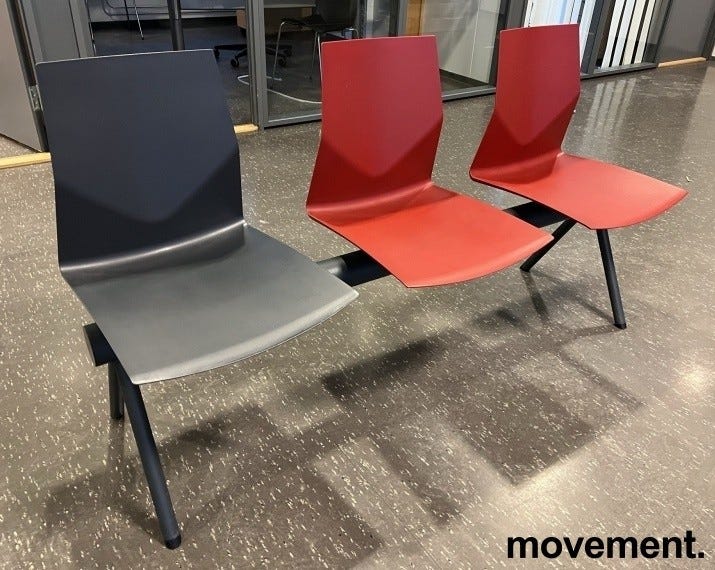 Solid sittebenk fra FourDesign for venterom med 3 seter i mørk grå/rød ...