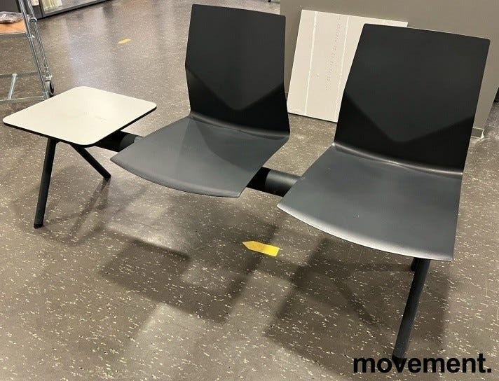 Solid sittebenk fra FourDesign for venterom med 2 seter og bord i mørk ...