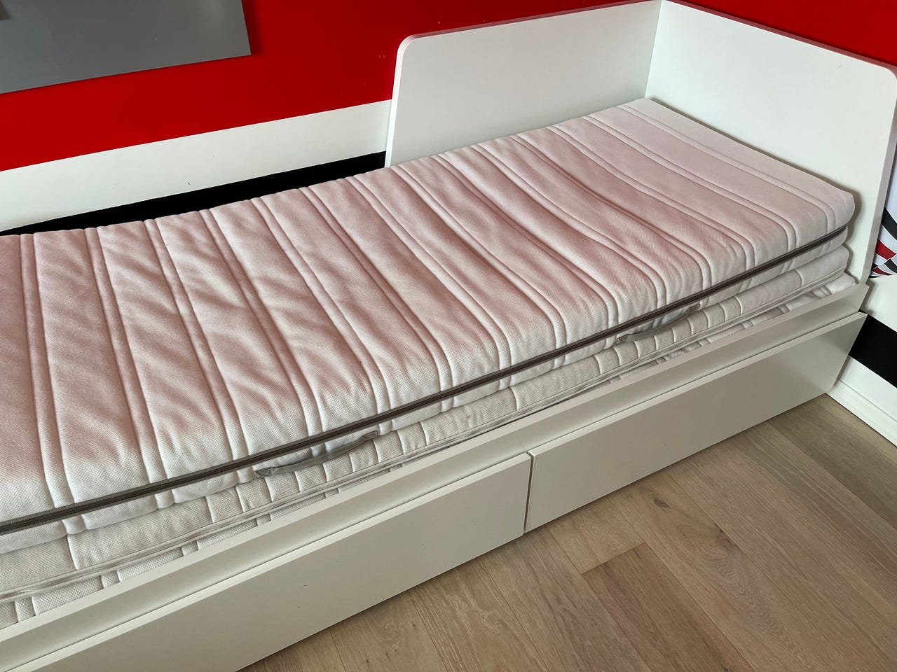 Uttrekkbar seng fra Ikea med 2 skuffer | FINN torget