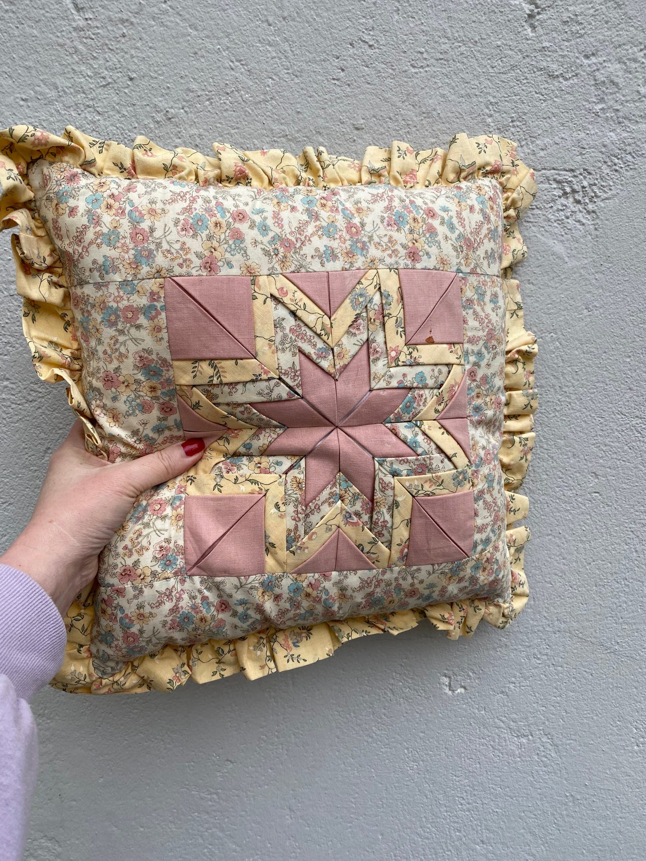 Patchworkpute i gule og rosa nyanser | FINN torget