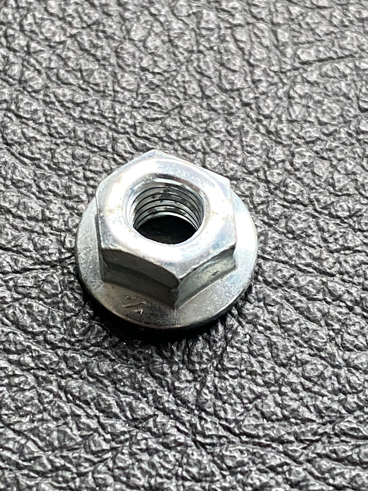 M6 (6mm) krage/flens mutter m/låsing. Galvanisert. 1000stk kr 390 ...