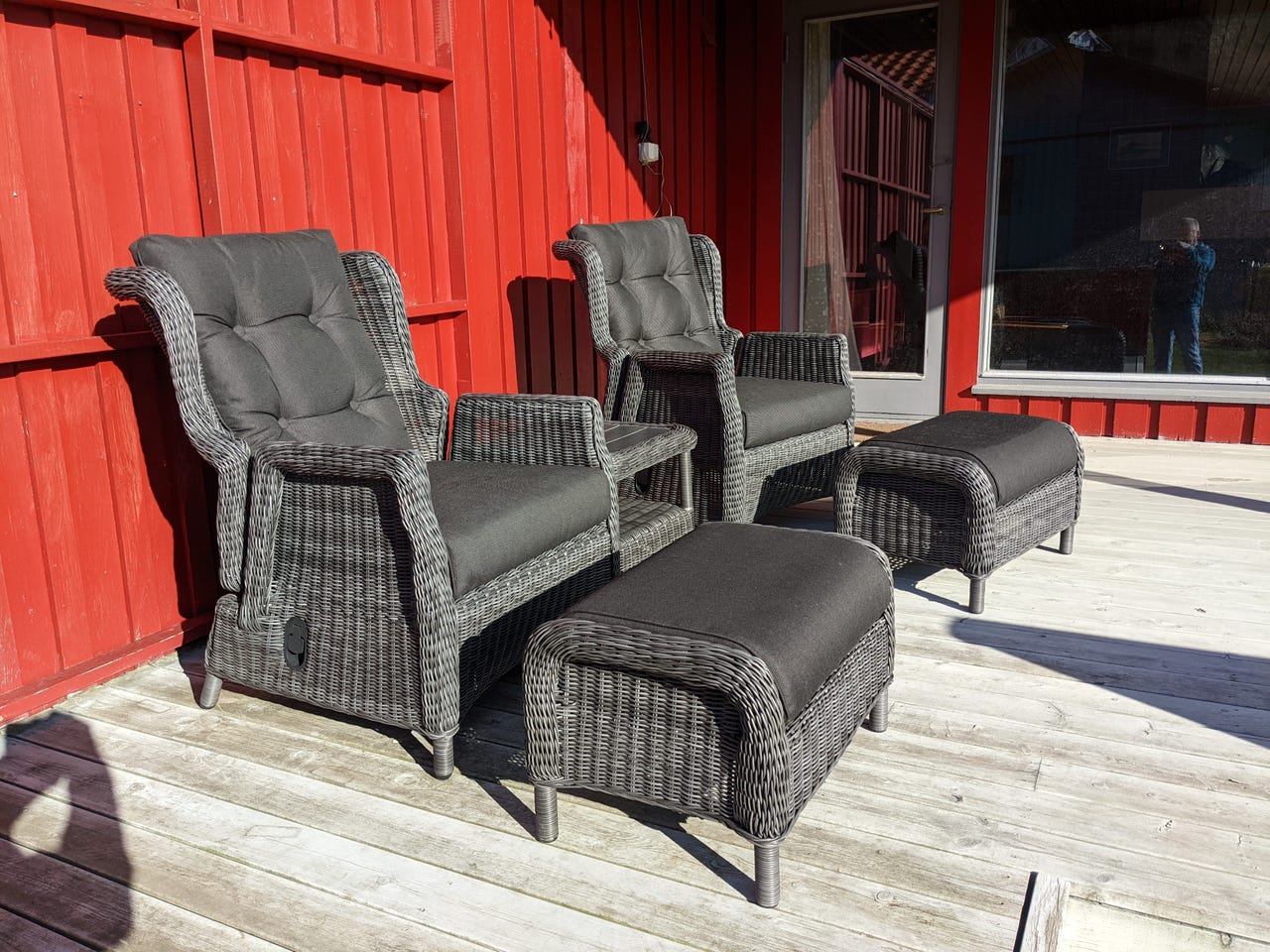 Rotting hagemøbler, 2 recliner med fotskammel + et bord. | FINN torget