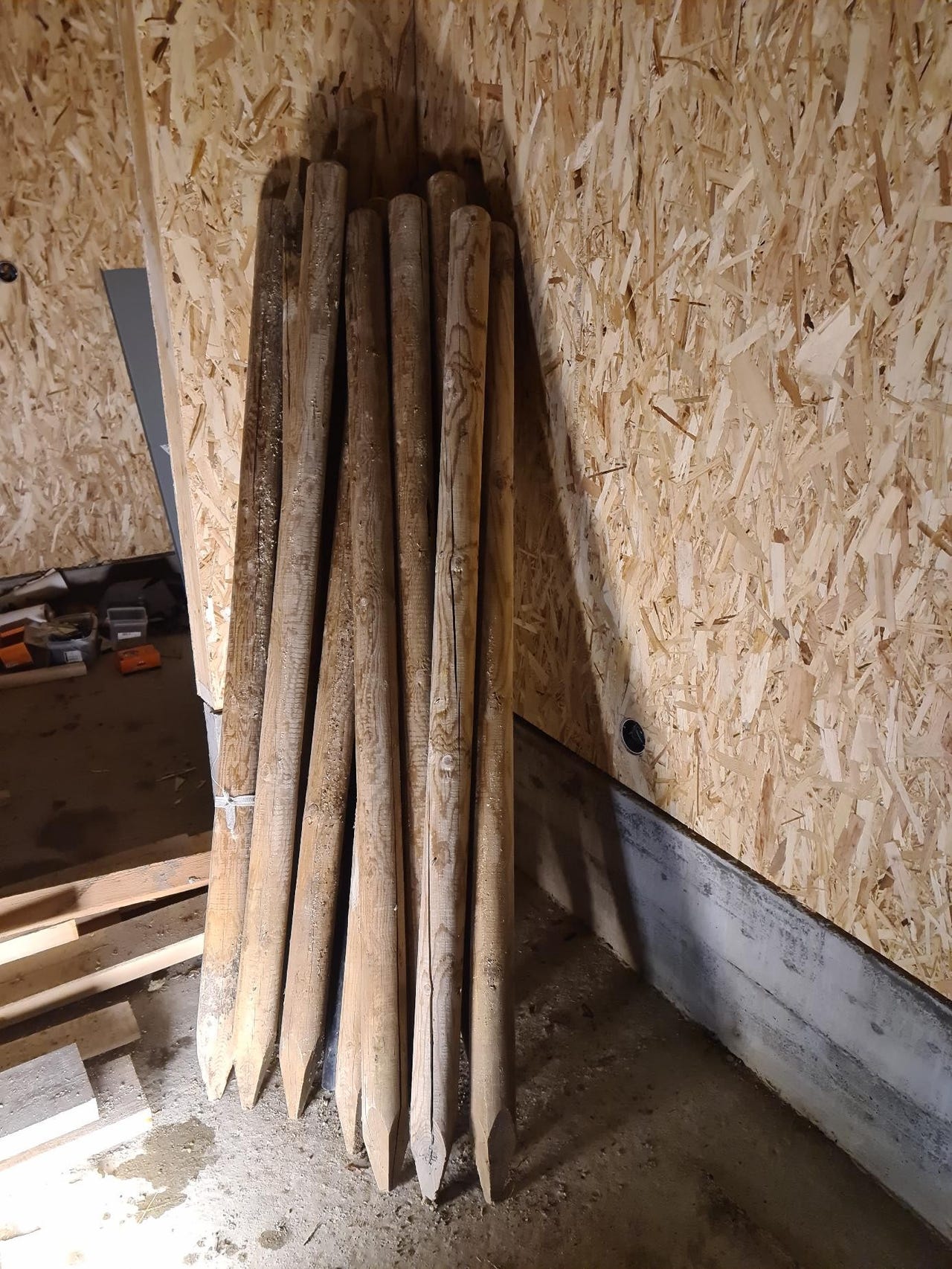 Trykkimpregnerte gjerdestolper | FINN torget