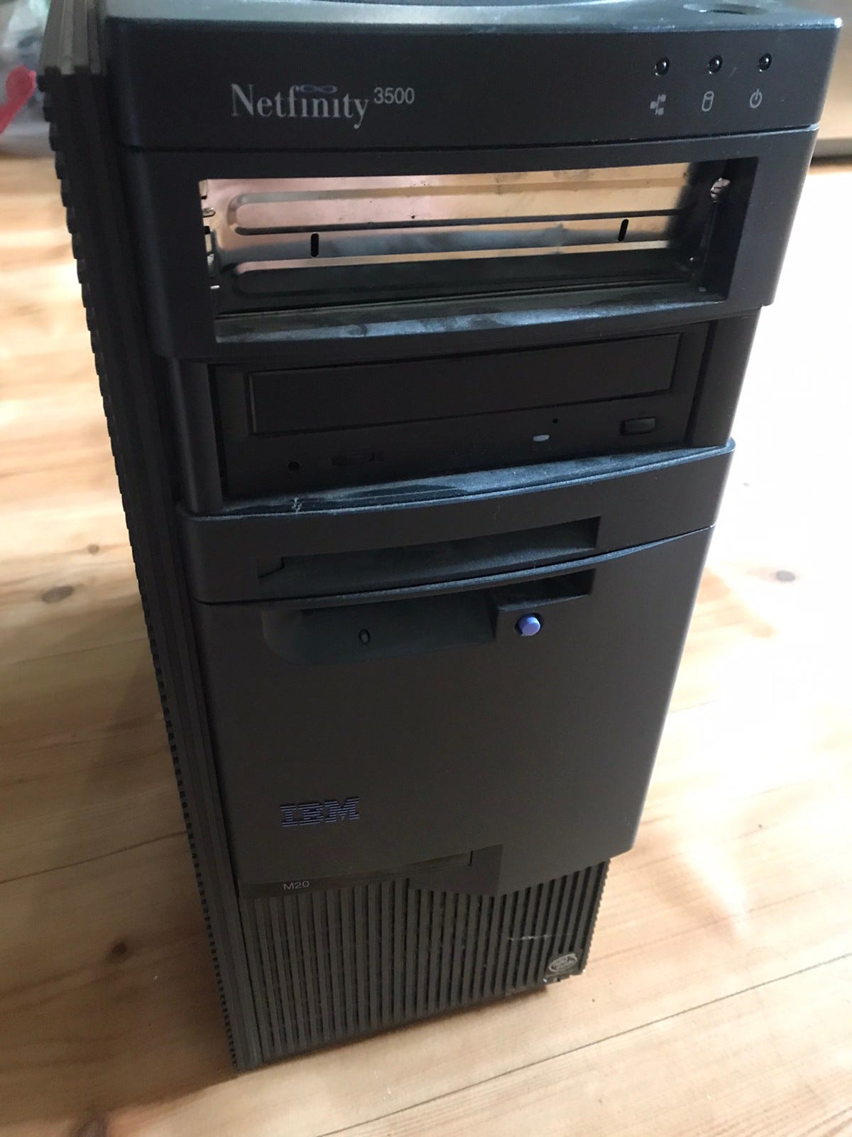 SERVER IBM netfinity 3500 m20 pluss 2x tastatur og 2x mus | FINN-torget