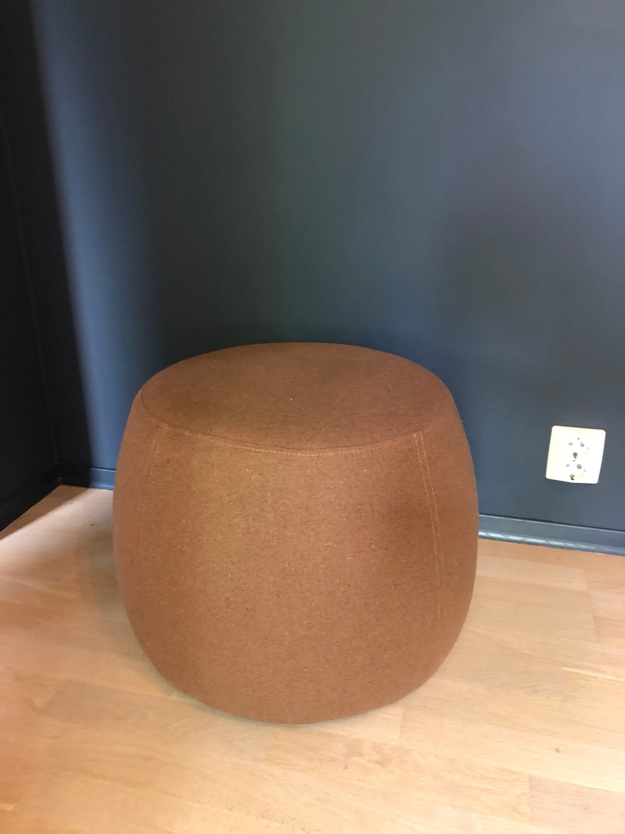 Brun puff selges | FINN-torget