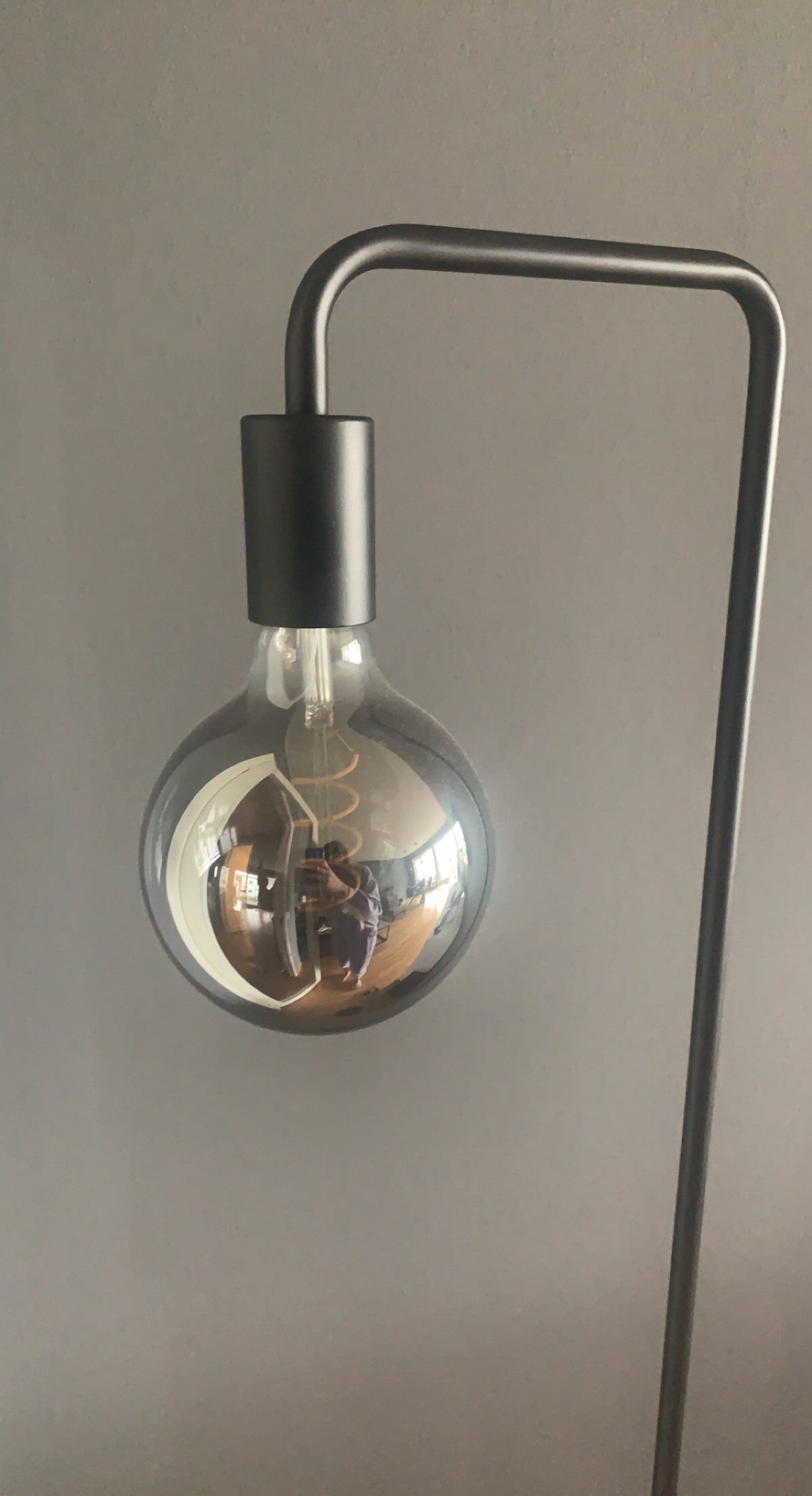 Kul gulvlampe med pære | FINN-torget