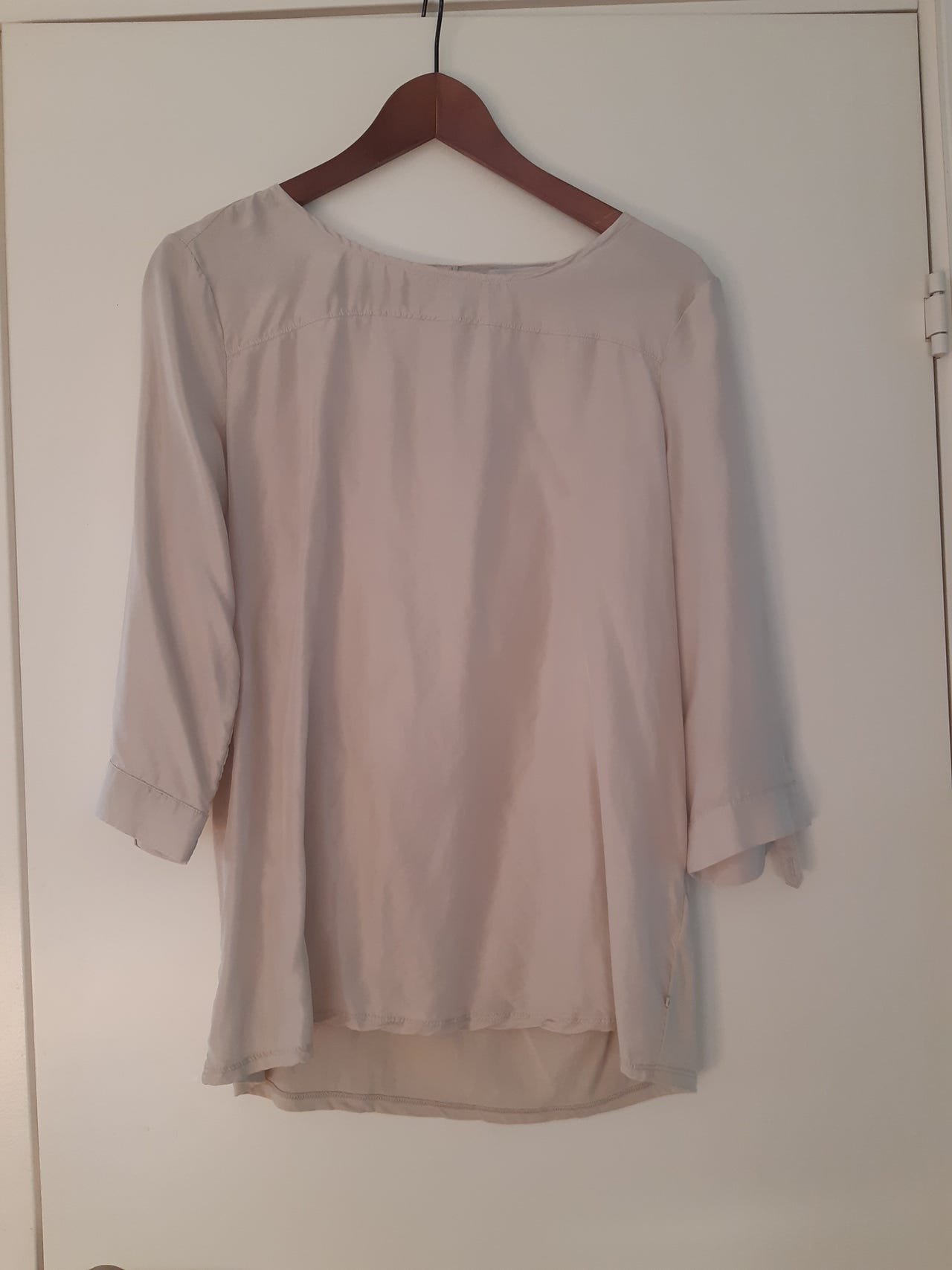 Elegant sandfarget silkebluse fra Public str 38 til salgs | FINN-torget