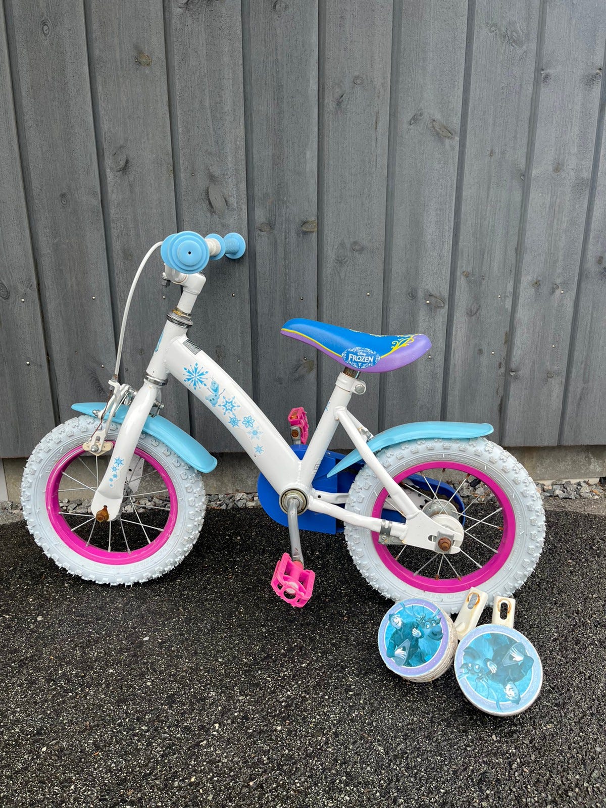 Barnesykkel med støttehjul og temaet Frost | FINN-torget