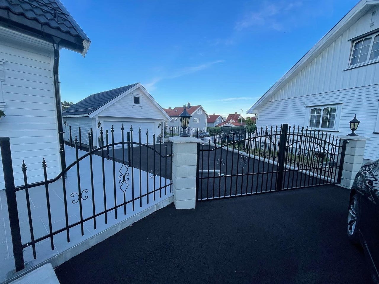 Metal Gjerde med Franske Liljer | FINN-torget