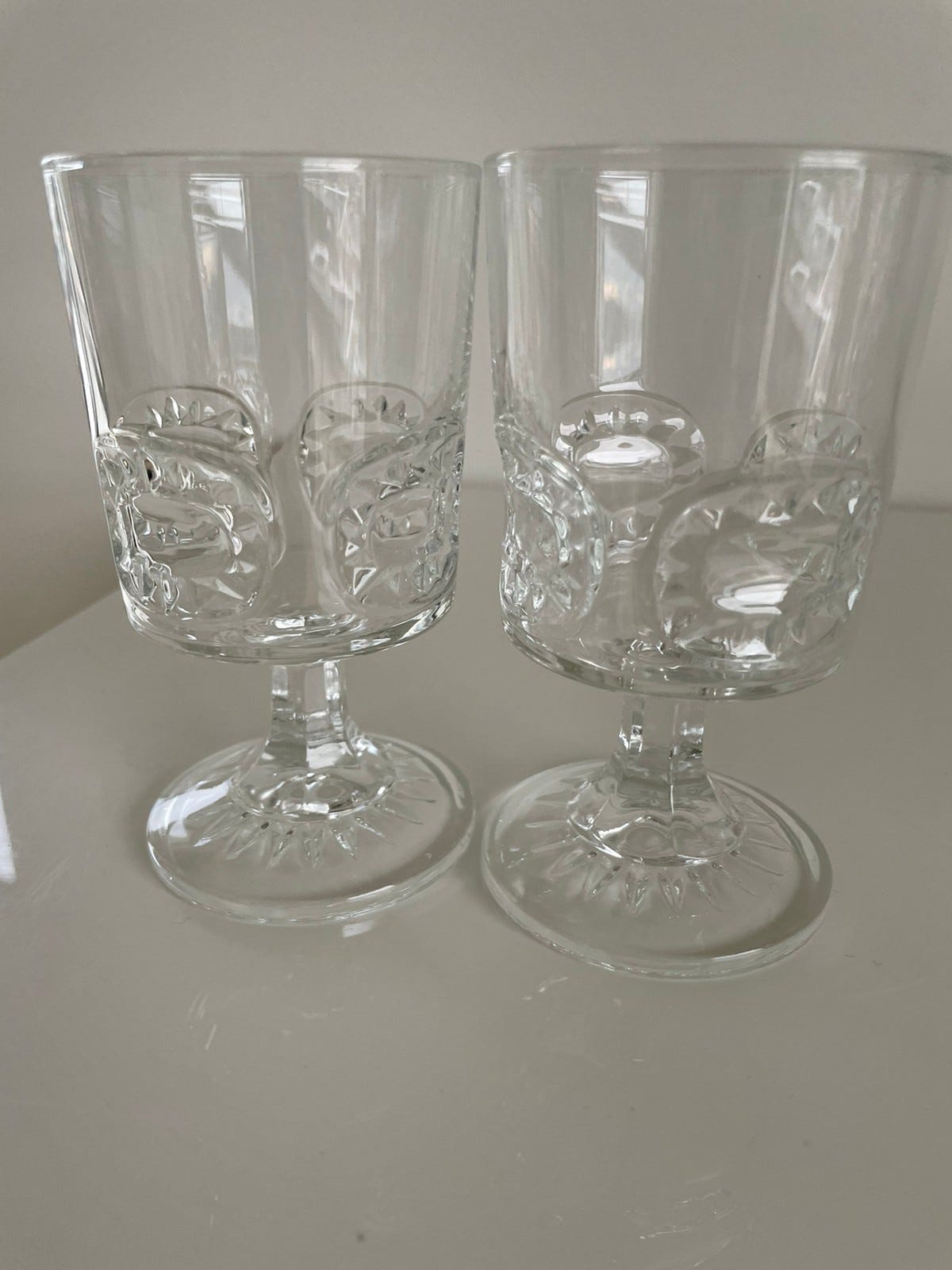 Retro vinglass med mønster 2 stk (11.5 cm høy x 6.3 cm diameter) | FINN-torget