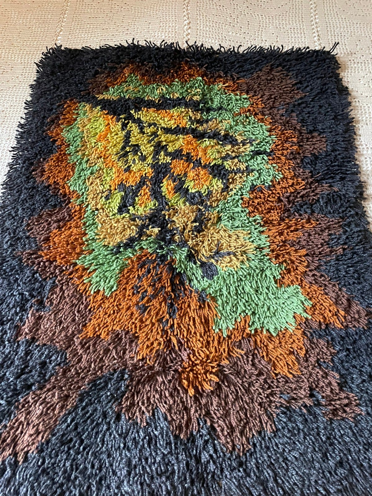 Hånd-knyttet teppe i Rauma spælsau-garn | FINN-torget