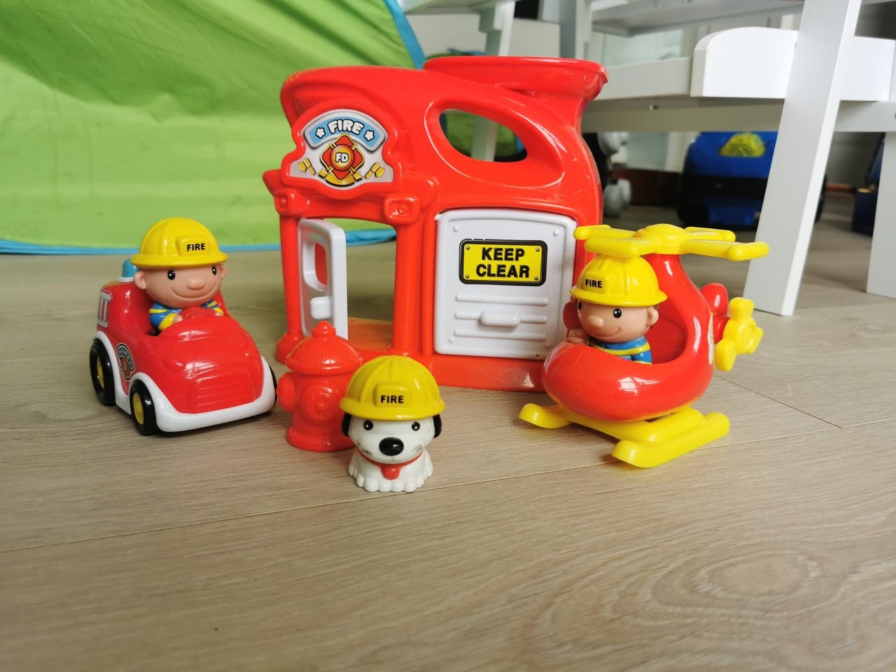 Leker som passer til barn 0-3 år. Brannstasjon, biler, badeleker | FINN ...