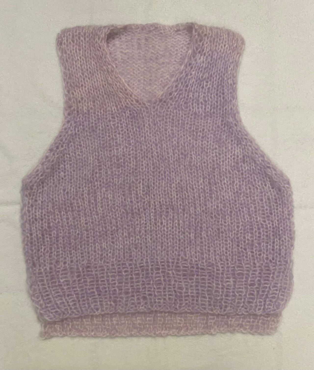 HÅNDSTRIKKET VEST I LYS LILLA / SYRIN FARGE | FINN-torget