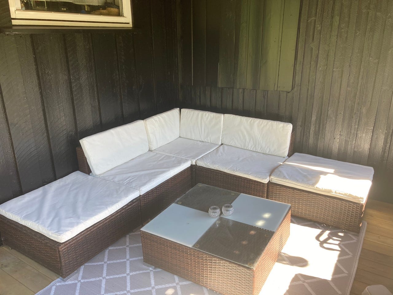 Rotting utesofa m/bord og puter | FINN-torget