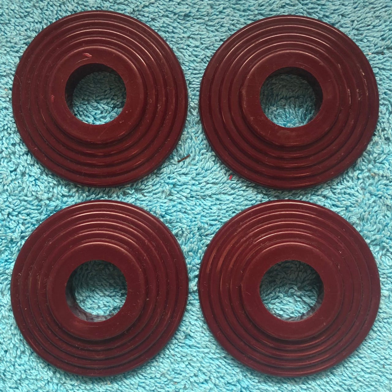 4 stk pynteskiver bak vindussveiver i burgunder bakelitt, 1938-48 GM ...