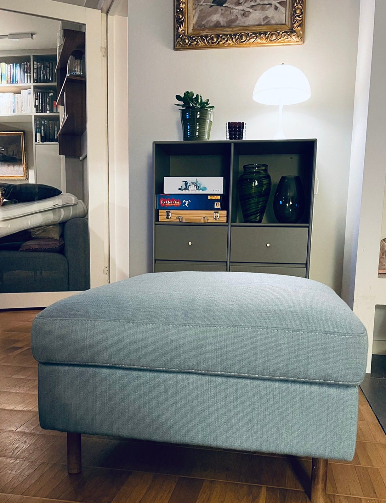 Fin og ubrukt puff i ullstoff med praktisk oppbevaringsplass | FINN-torget