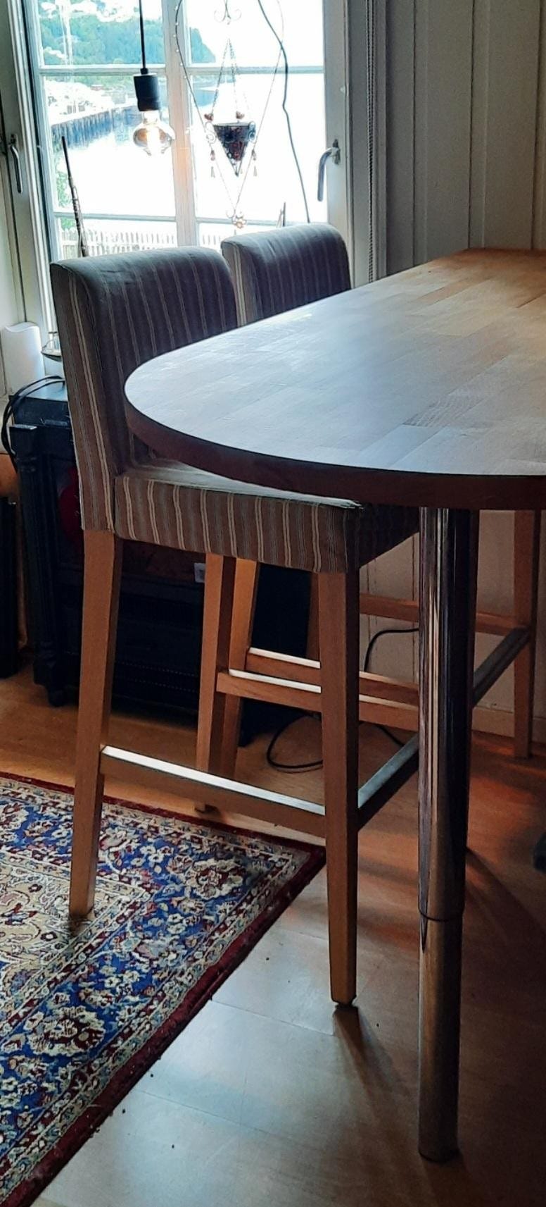 Kr. 250,- pr stk. Flotte barstoler i eik (IKEA). Avtagbare stoltrekk ...